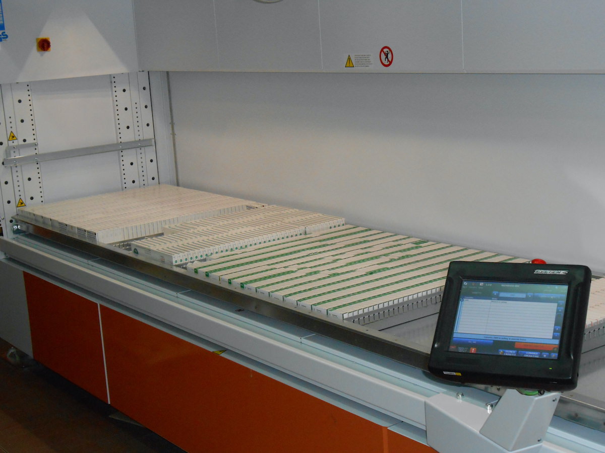 Automatic storage systems for the management of pharmaceutical and para ...